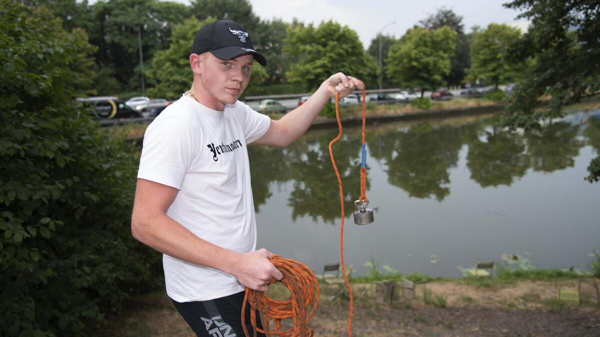 Ian (19) doet lugubere ontdekking wanneer hij voor eerste keer gaat ...