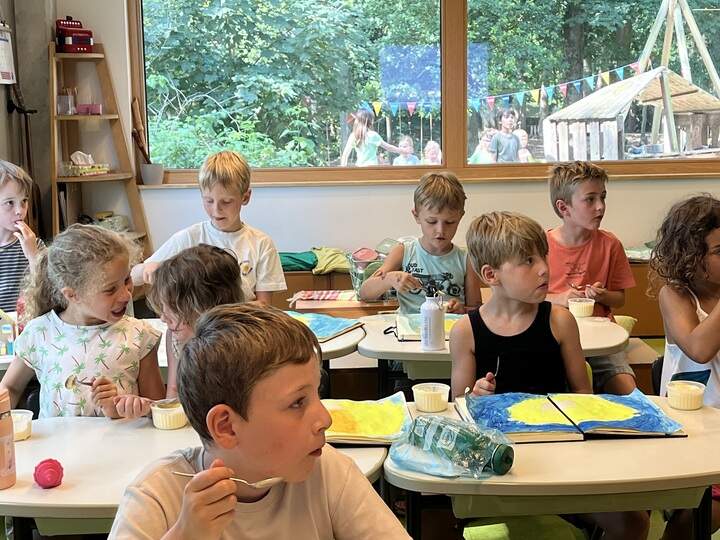 Dieter en Billie Coppens trakteren winnende klassen Bye Bye Gazon op ...