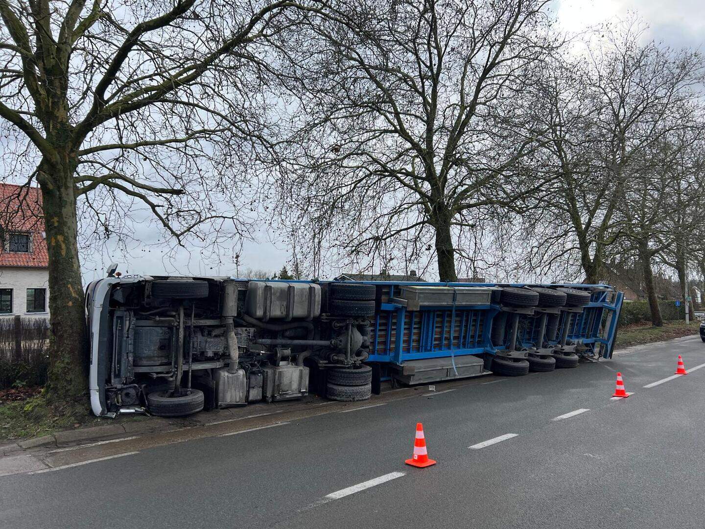 28 ton zwaar geladen vrachtwagen gekanteld in Rumst: bestuurder ...