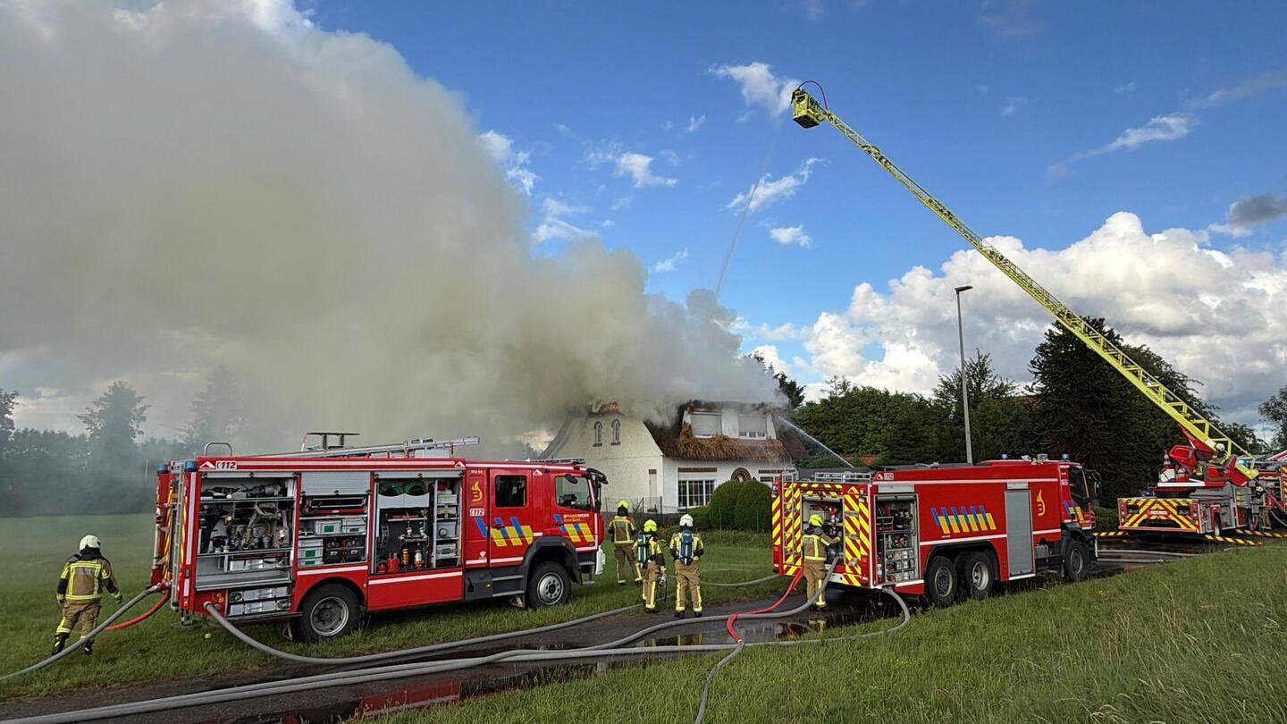 Blikseminslag veroorzaakt zware dakbrand in Brecht | Nieuwsblad