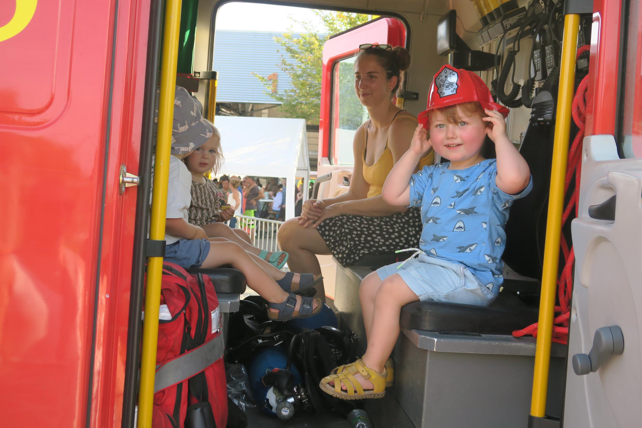Hete opendeur kers op verjaardagstaart 150-jarige brandweer Wommelgem ...
