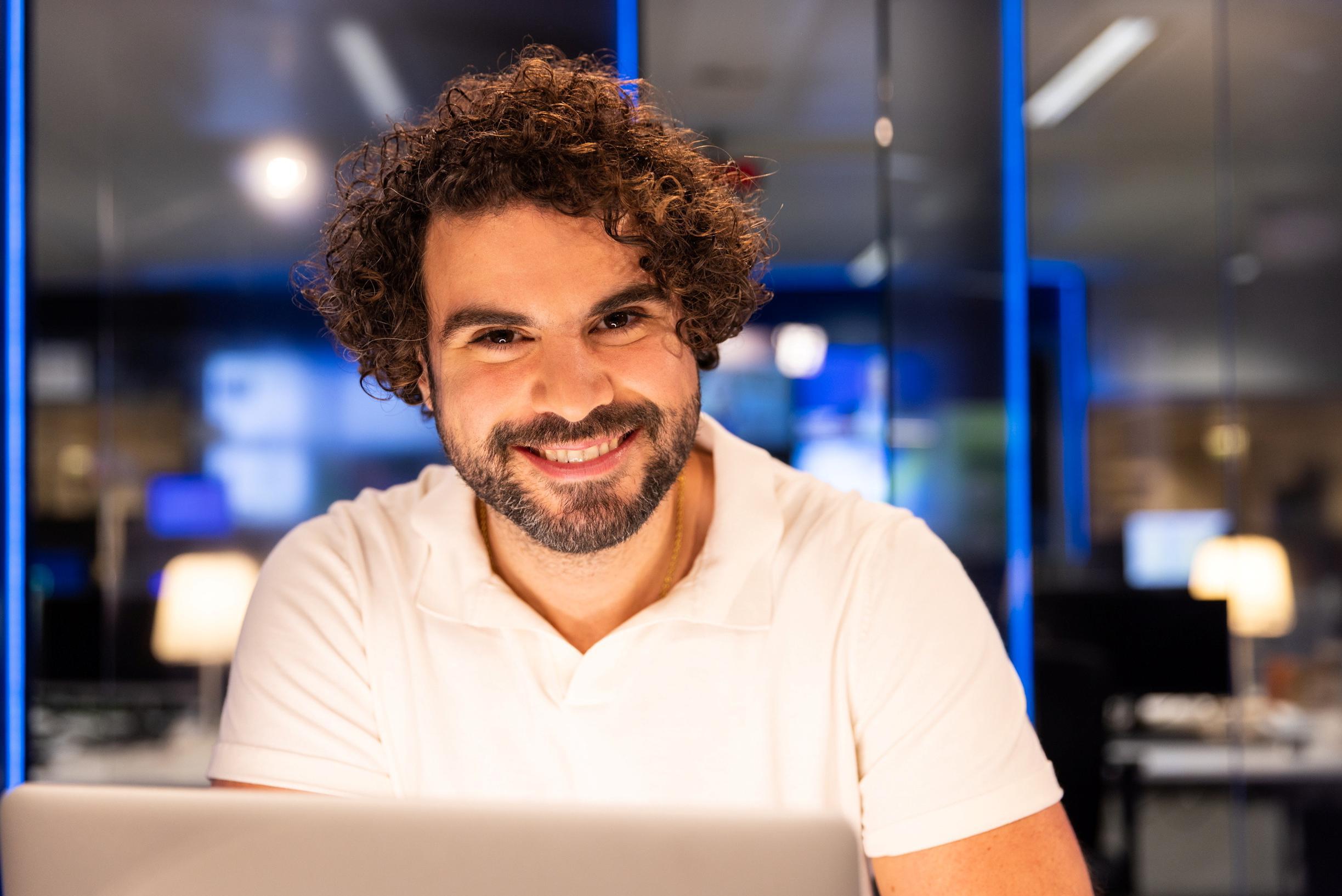 Riadh Bahri draagt debuut als nieuwsanker op aan overleden vader: “Ik ...