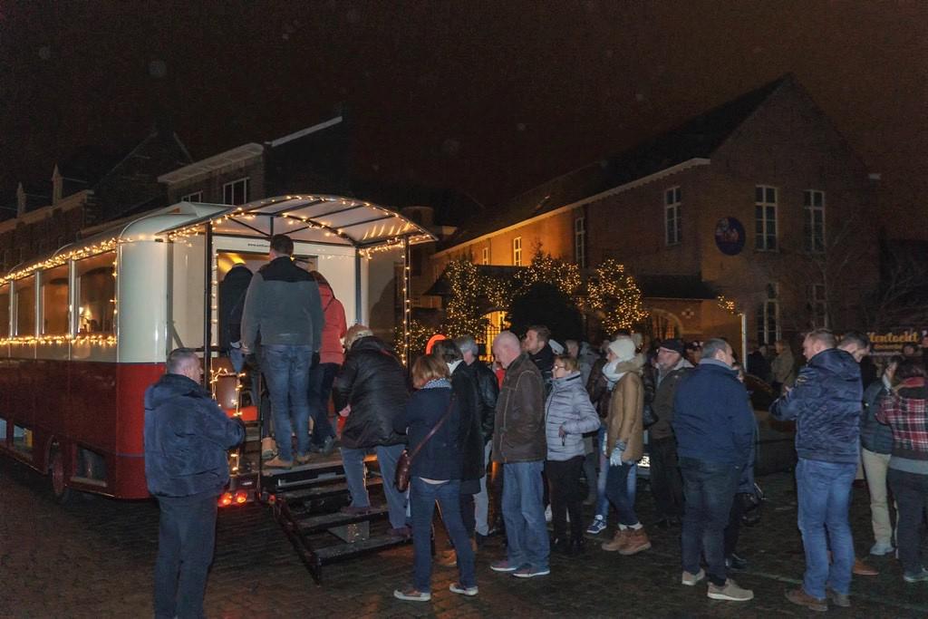 Oude pakwagen rijdt je langs verscheidene Lierse kerststallen | GVA