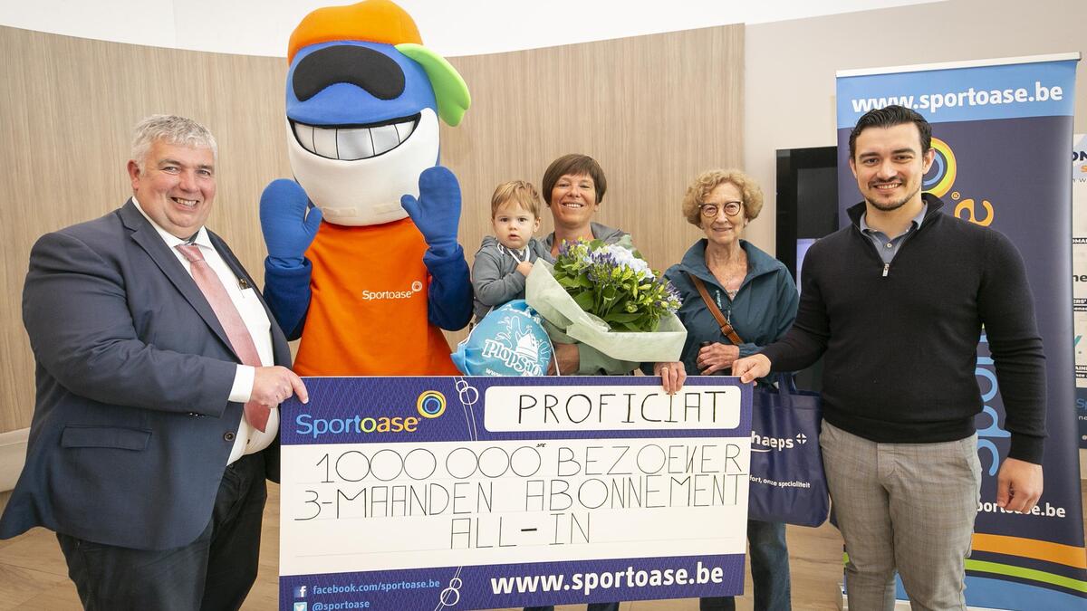 Miljoenste zwemmer Sportoase Groot Schijn wordt in de bloemetjes gezet ...