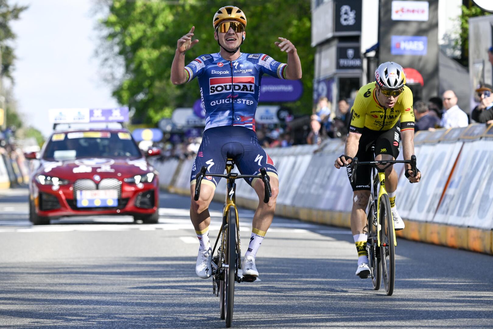 Hij maakt het af bij zijn comeback! Remco Evenepoel klopt Wout van Aert ...