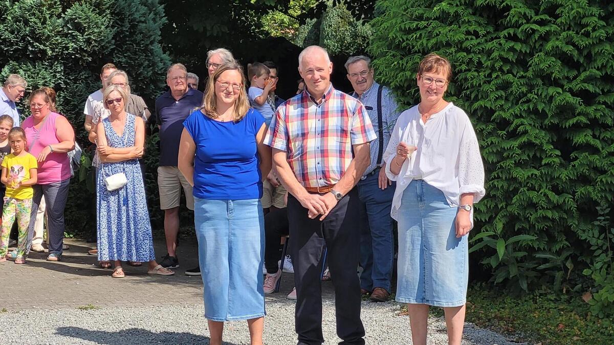 Ruim 250 trouwe klanten wuiven slagersfamilie Vandekeere uit die na 65 ...