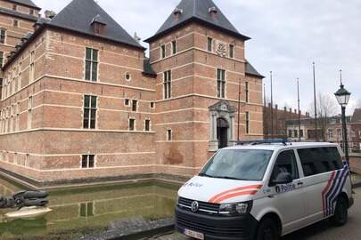 Man (32) uit Turnhout sleurt vrouw bij haren door woning en probeert ...