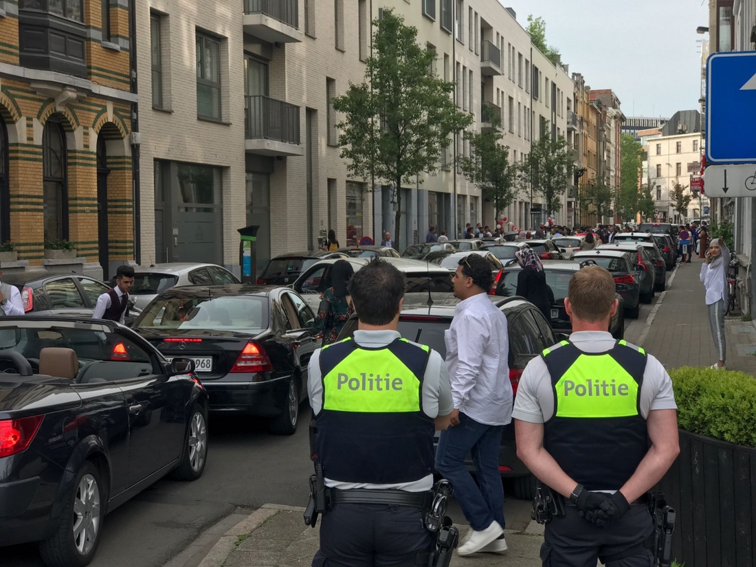 Antwerpse politie heeft opnieuw handen vol met trouwstoeten | GVA