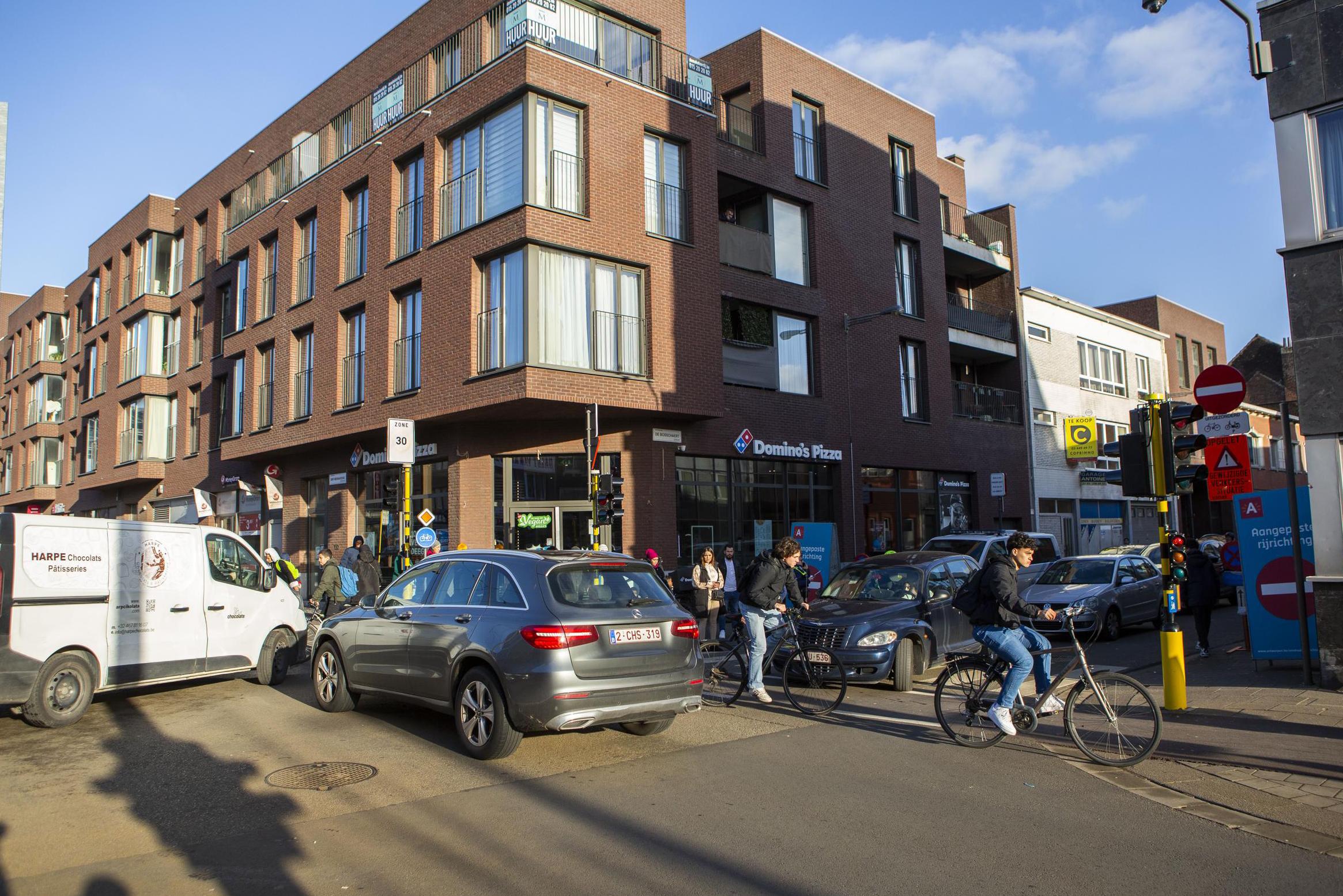 Omgekeerde rijrichting in Abdijstraat zorgt voor levensgevaarlijke ...