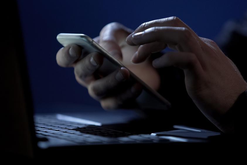 Vrouwen bestelen tachtigers via bankkaartfraude en kopen dure spullen | GVA