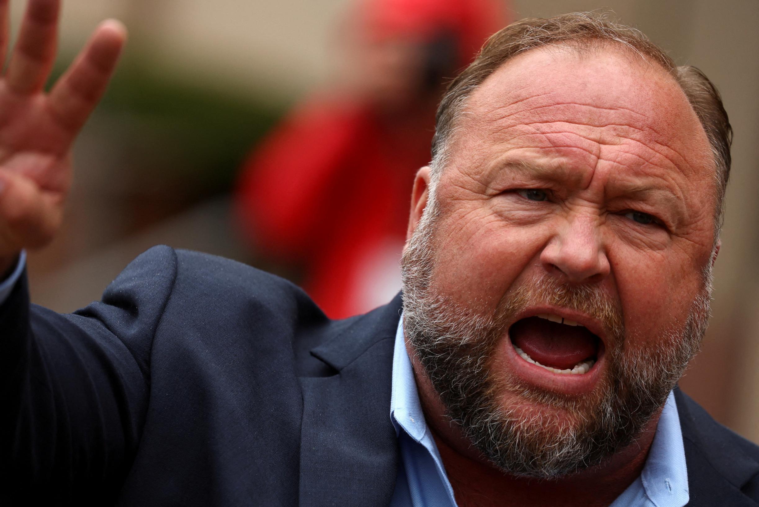 Complotdenker Alex Jones na bevraging Elon Musk opnieuw welkom op X | GVA
