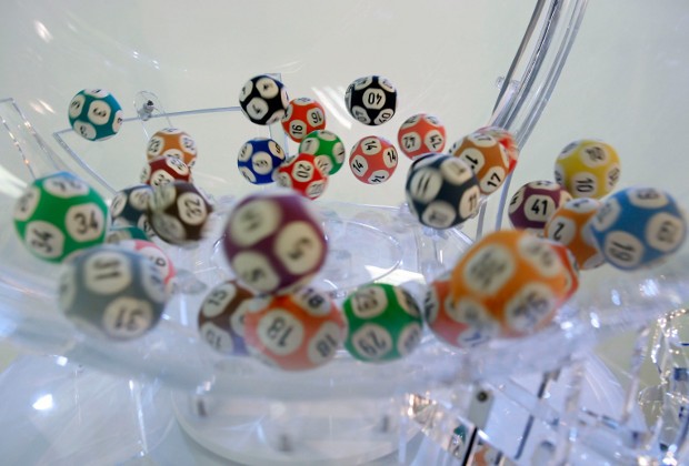 Uitbater krantenwinkel steelt winnend Lotto-biljet van klant | GVA