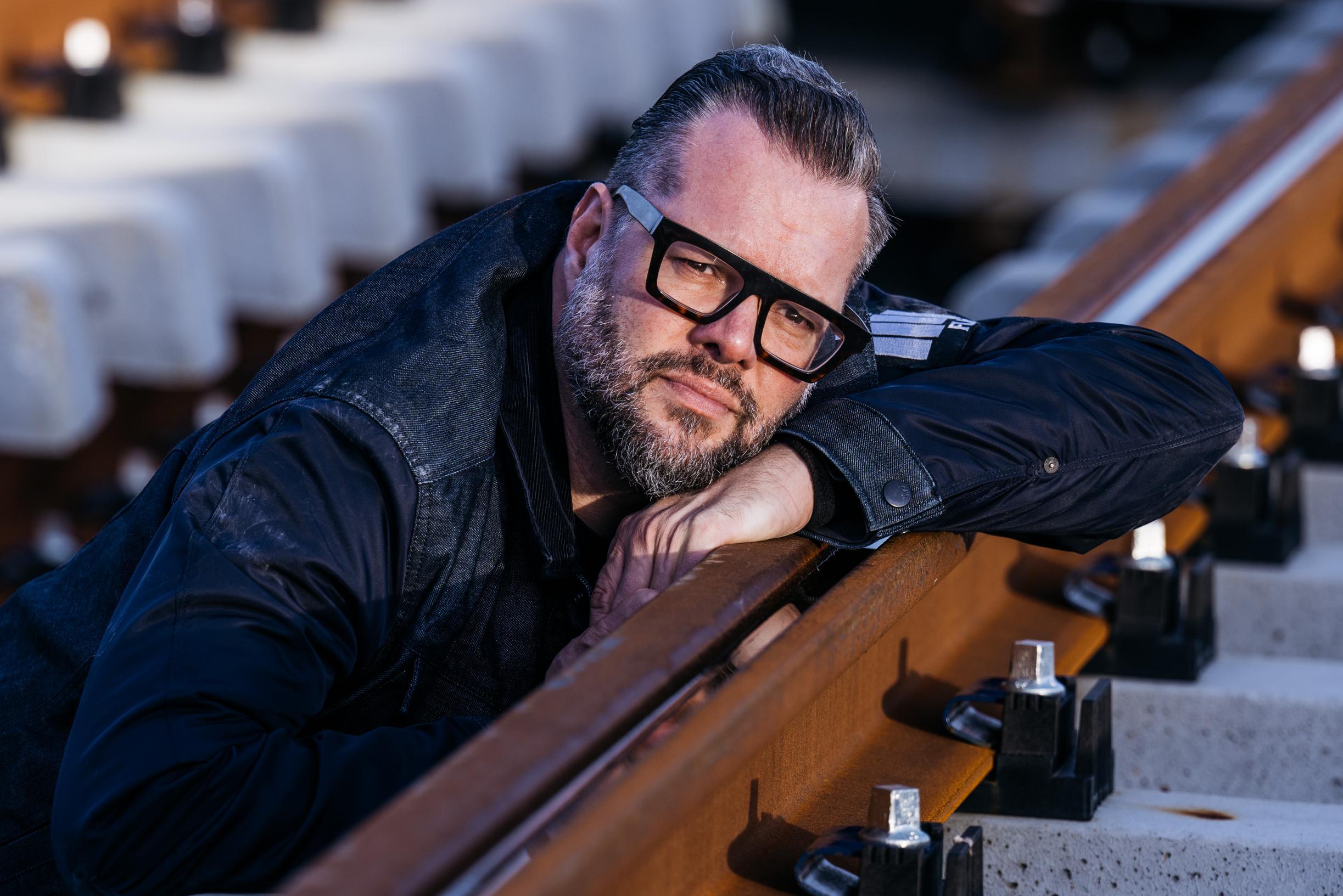 Alex Agnew vertelt in podcast waarom hij voor therapie koos: “Ik was ...