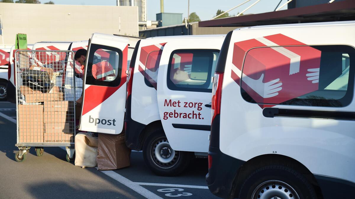 Bpost-auto rijdt gewoon over voetpad: “Hij bleef wel netjes achter ...