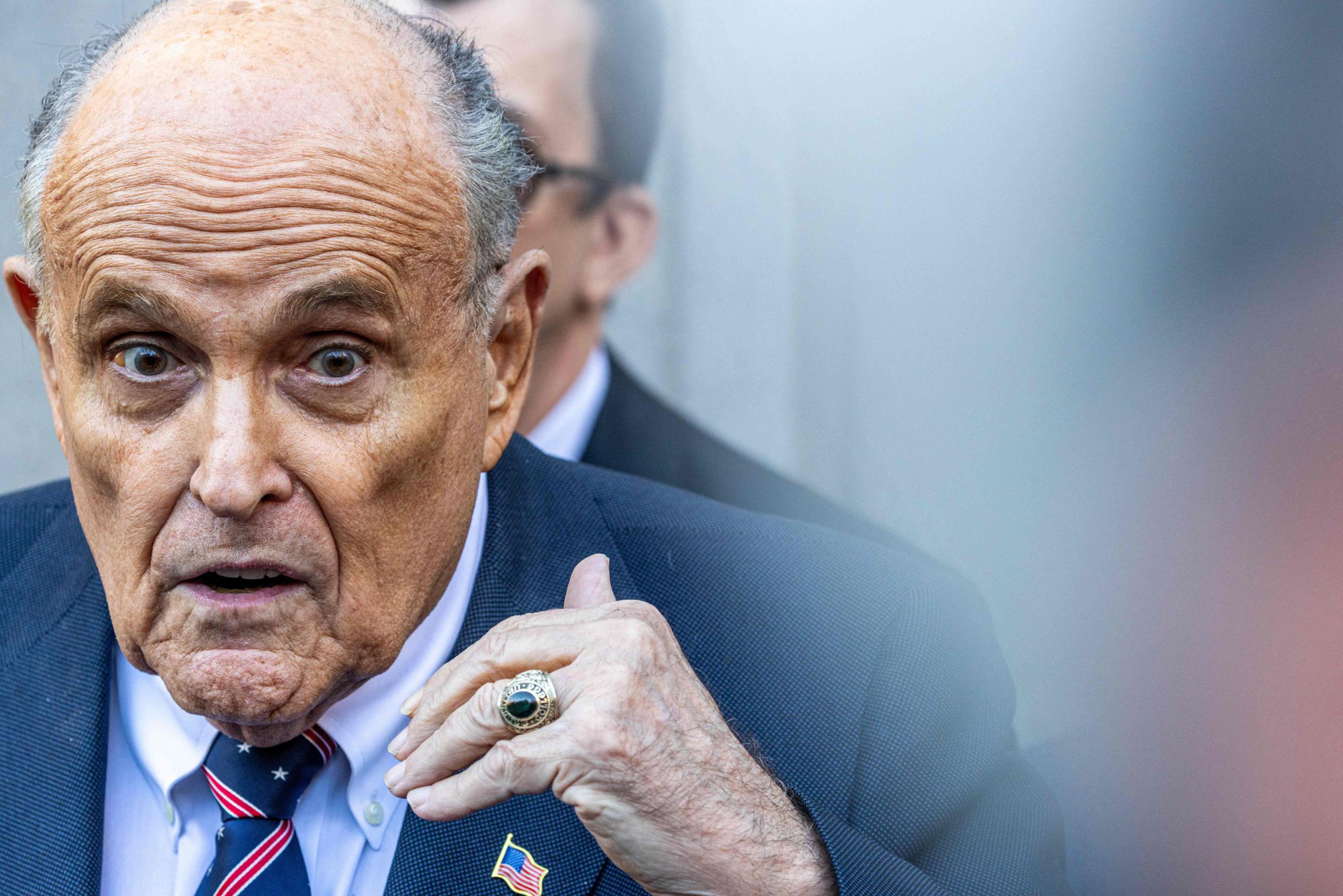 Voormalig Trump-advocaat Rudy Giuliani doet afstand van Mercedes en ...