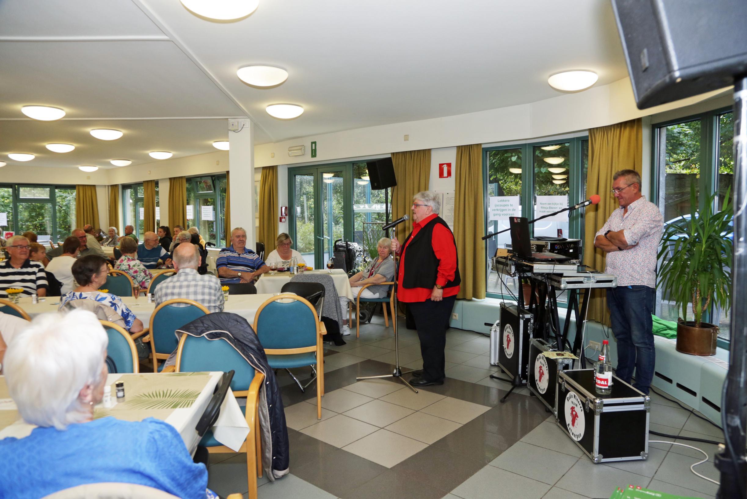 Volkskomiek Luc Caals (70) te gast in wzc Hof De Beuken | GVA