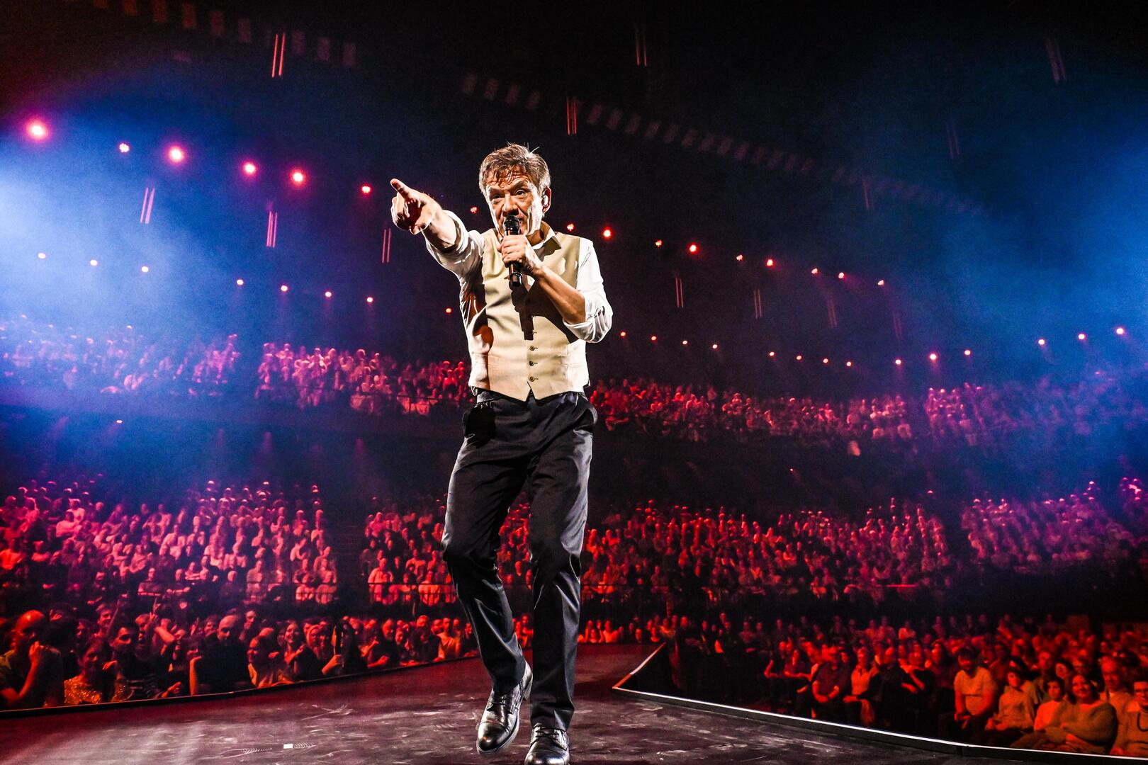 Bart Peeters kondigt spontaan leuk nieuws aan tijdens concert in Lotto ...