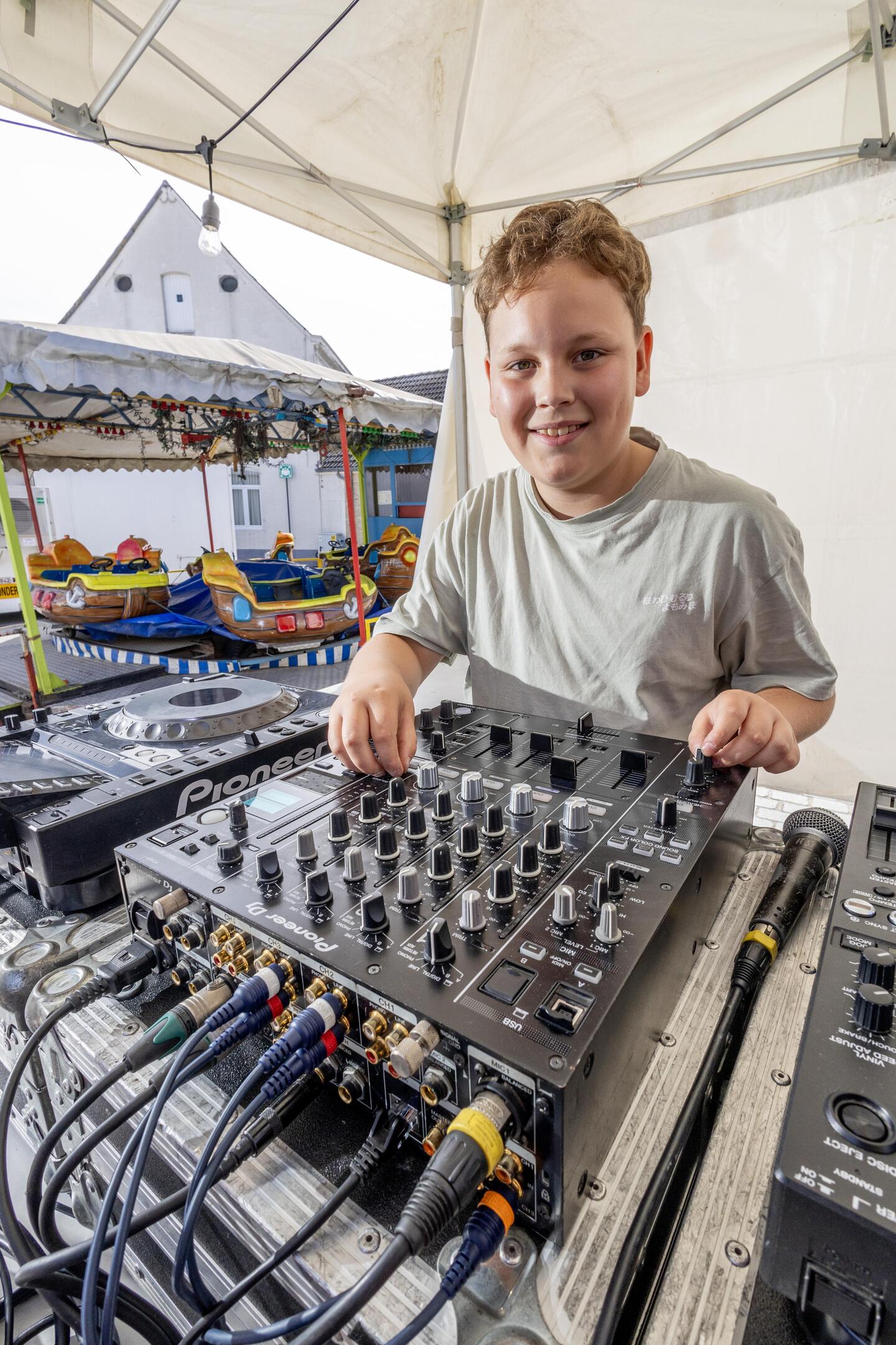 Papa is professioneel dj, nu begint ook zoon Milo (11) eraan: “Ze ...