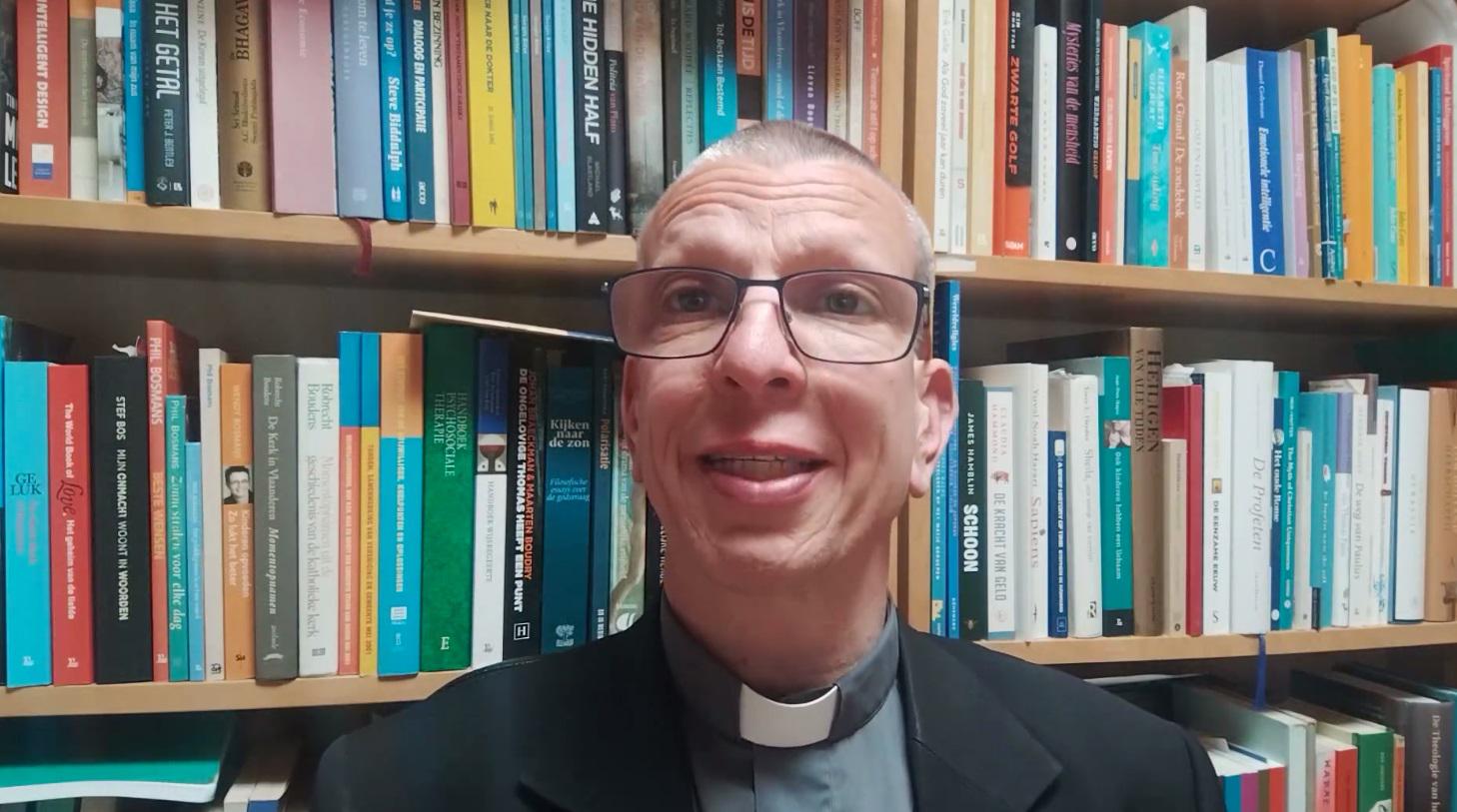 Tiktok-pastoor Tom Schellekens, bekend van zijn ‘Preek van de Week ...