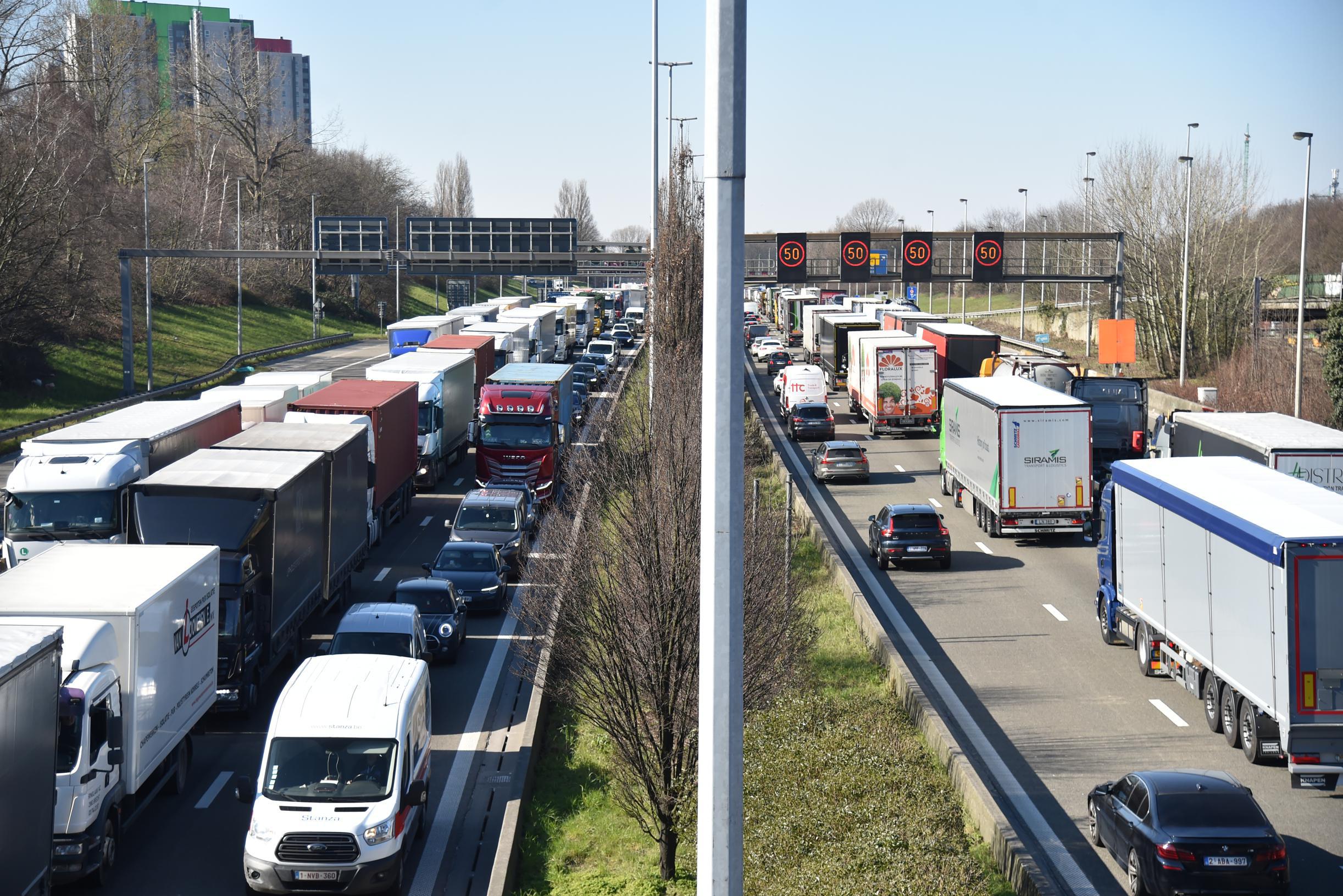 Piek avondspits anderhalf uur vroeger dan normaal: “Mensen vroeger op ...