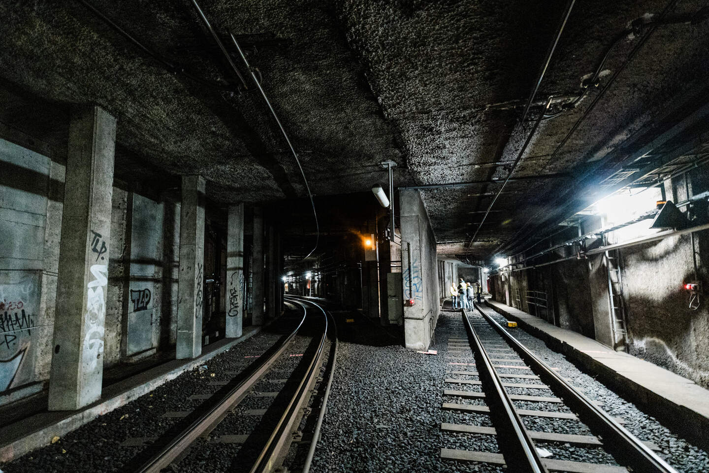 Vocht, graffiti en versleten sporen: waarom de premetrotunnel maanden ...