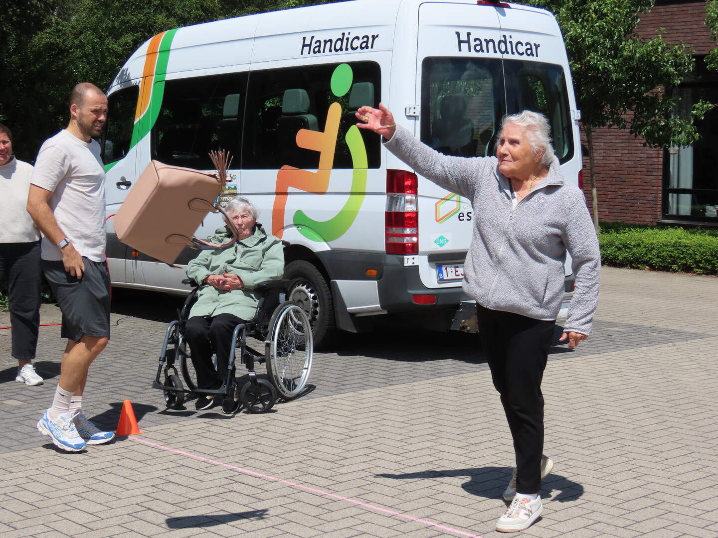 Ivo (78) wint kampioenschap ‘sjakossengooien’ in Essen: “Mijn armen ...