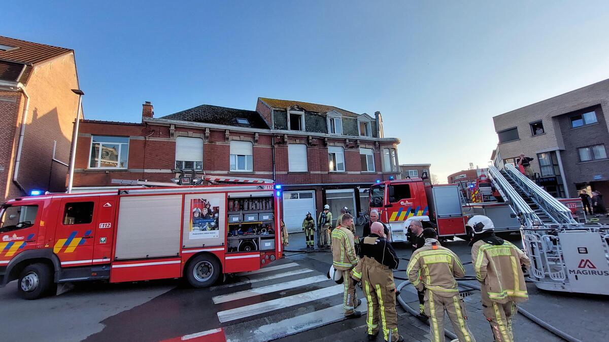 Brandweer heeft vuur aan dakkapel van woning in Hombeek snel onder ...