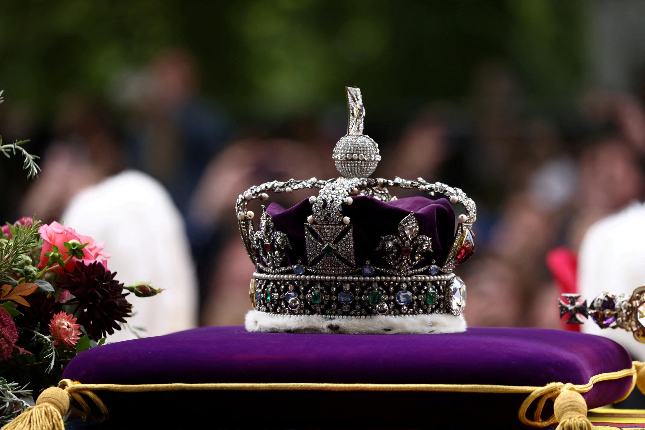 Zo bleef de kroon van de Queen op de kist liggen | GVA