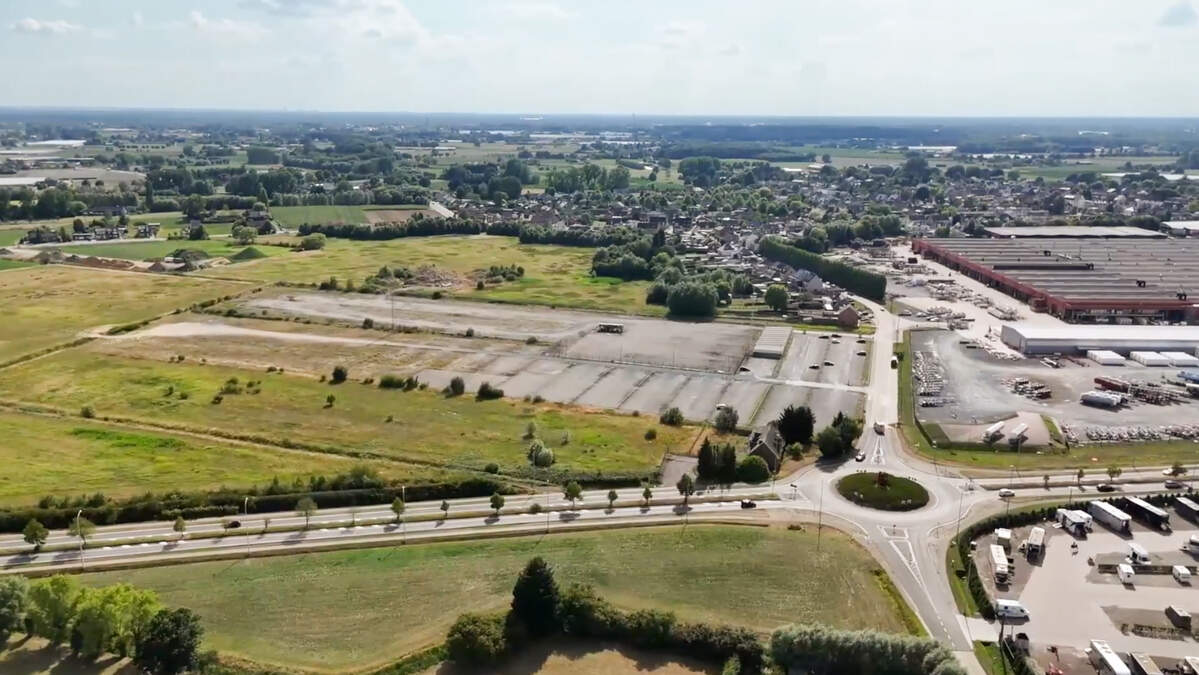 Vlaamse overheid grijpt naast Van Hool-gronden, 30 hectare geveild voor ...