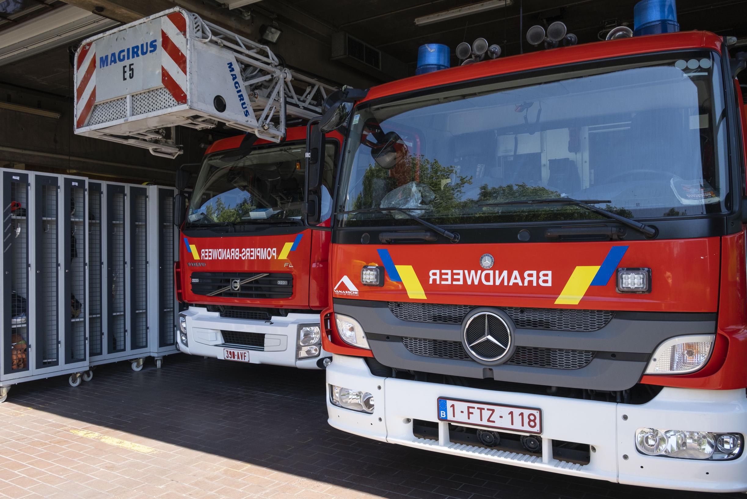 Twee auto’s vatten vuur, dat overslaat naar huis: bewoner bevangen door ...