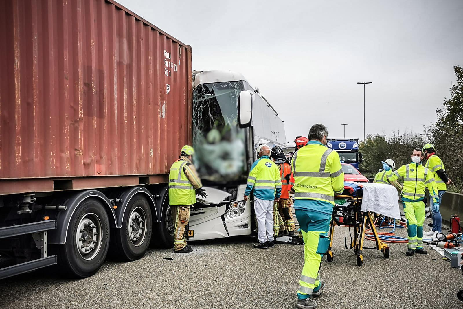 Negentien mensen gewond na botsing autocar en vrachtwagen op E17, meer ...