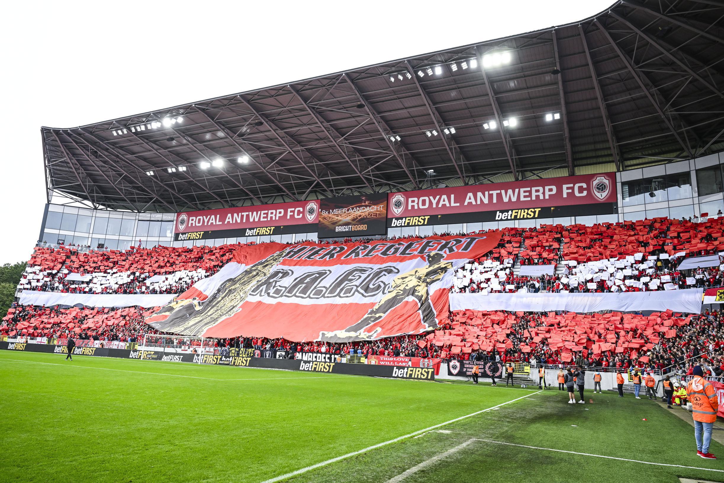 IN BEELD. “Hier regeert RAFC”: Antwerpsupporters ontrollen tifo vlak ...
