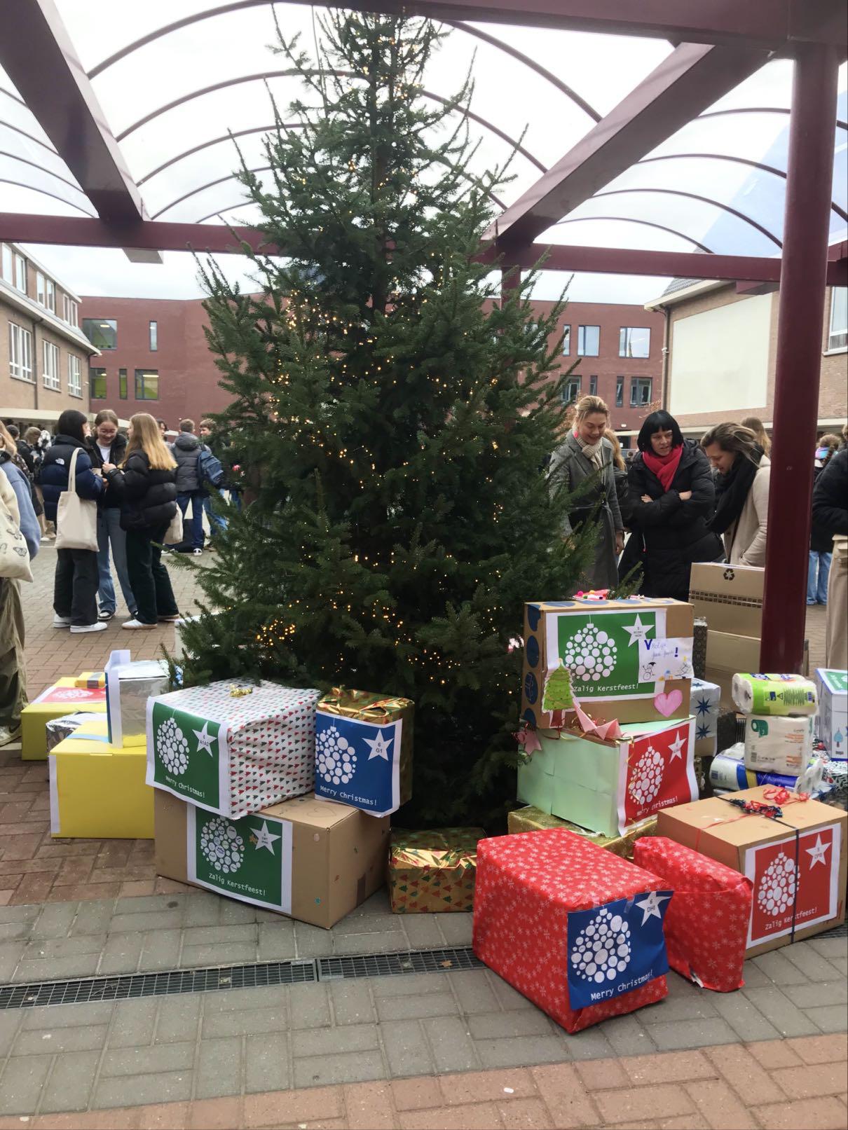 Leerlingen brengen nuttige cadeaus mee naar school voor ...