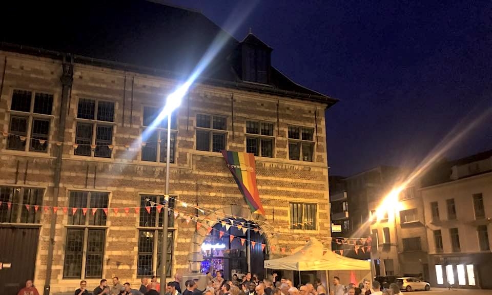 De ‘plakplek’ van de week: Hessenhuis Café, “voor holebi’s en al de ...