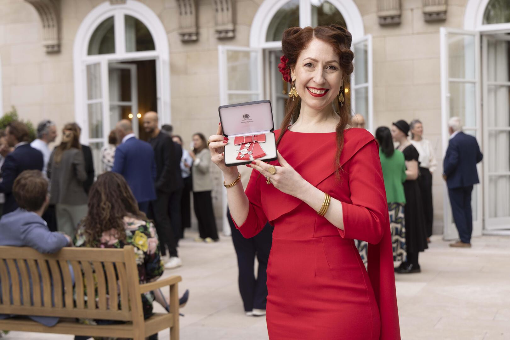 Regula Ysewijn krijgt Brits ereteken, net als Adele en Ed Sheeran ...