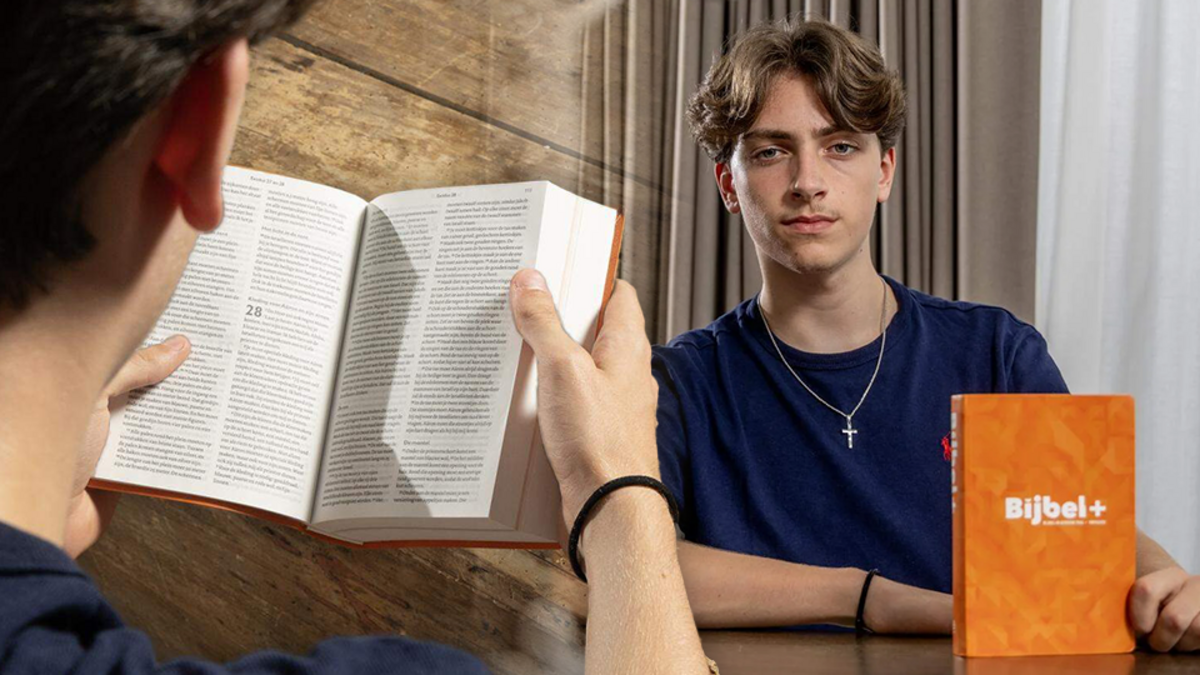 Sky (15), zoon van Karen Damen en Antony Van der Wee, leest elke dag de ...