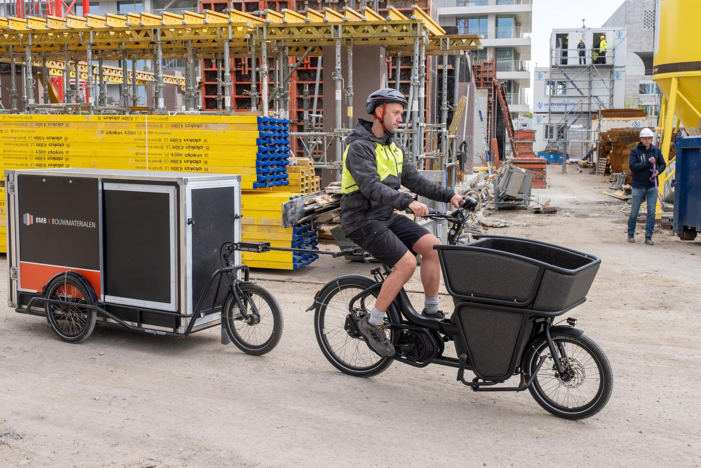 Fietskoerier levert ‘vergeten’ materiaal aan Antwerpse werven: “Als ...