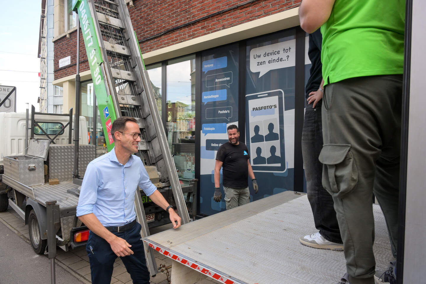 Mee op zoek naar “witte camionetten en rammelende ladderliften”: één op ...