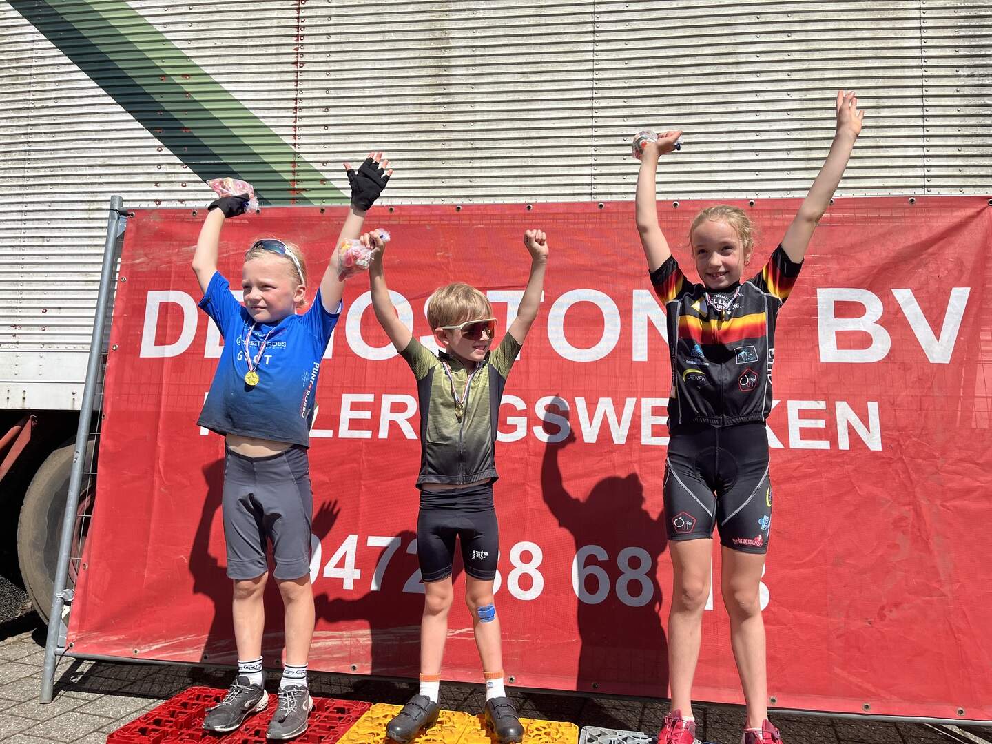 Grote Prijs Louis Mampay zorgt voor wielerfeest, zoontje van twee oud ...