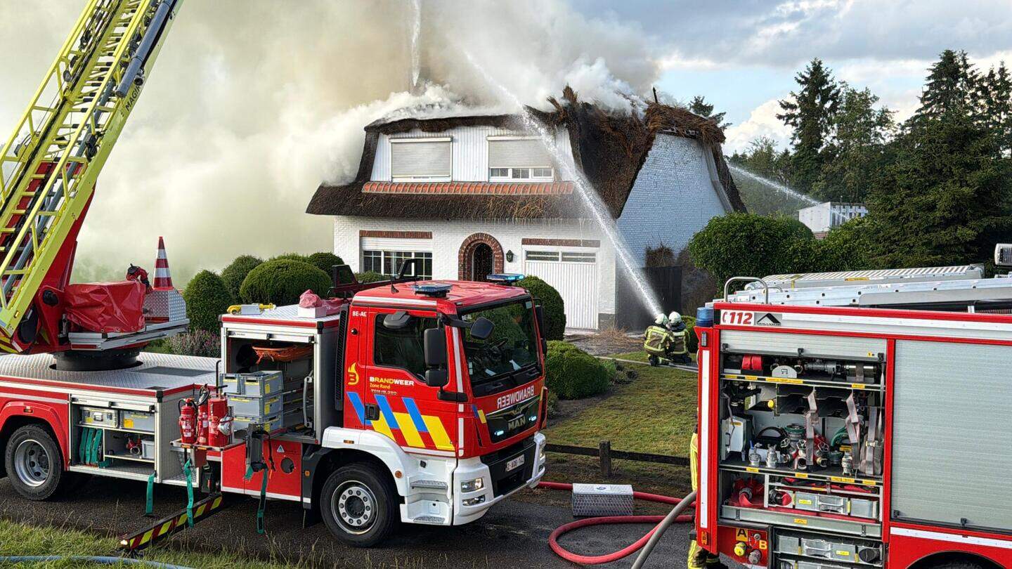 Blikseminslag veroorzaakt zware dakbrand in Brecht | Nieuwsblad
