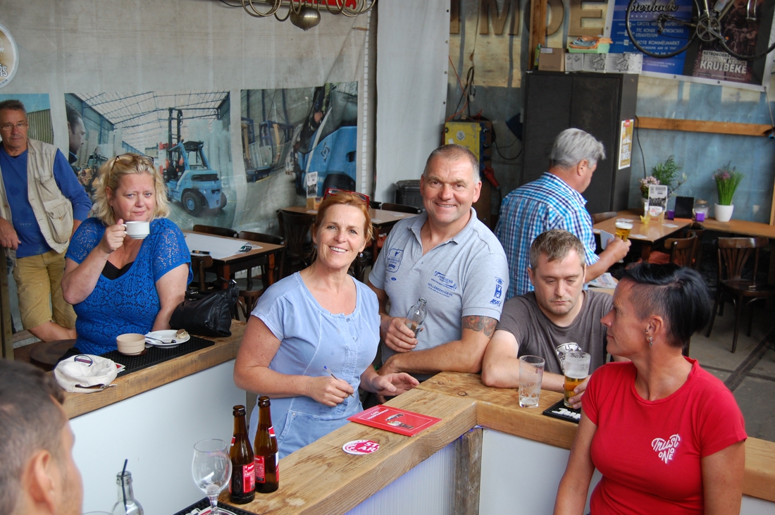 ‘Roos Pap’ breekt het dak af en nodigt haar klanten uit in de tuin | GVA