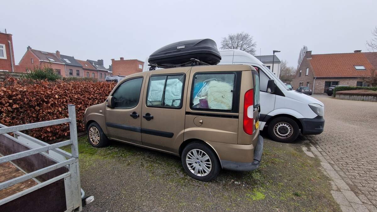 Achtergelaten wagen met Engelse nummerplaat wordt getakeld | GVA