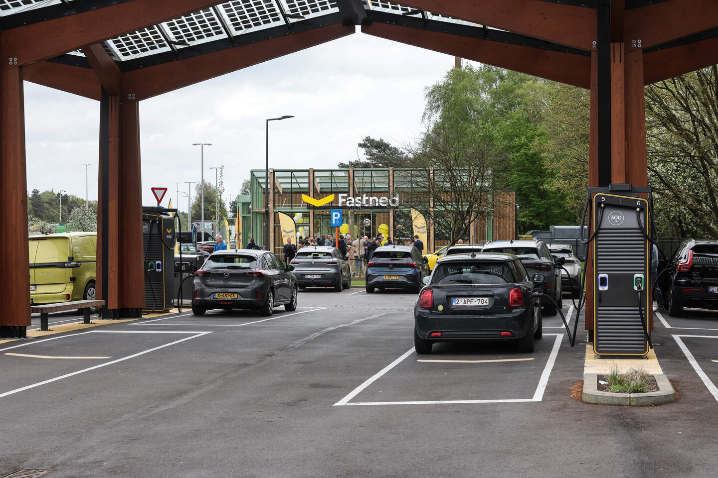 Fastned opent 54ste snellaadstation aan E19 in Sint-Job-in-’t-Goor ...
