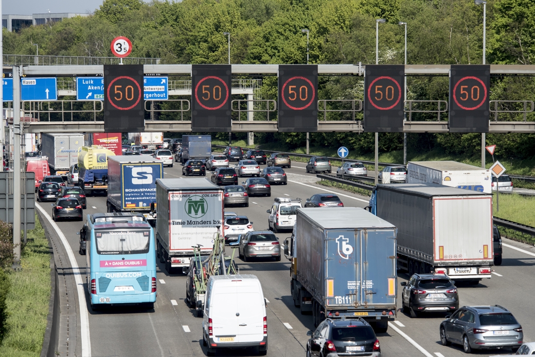 Verkeersbord weert trucks op linkerstrook van Antwerpse Ring | GVA