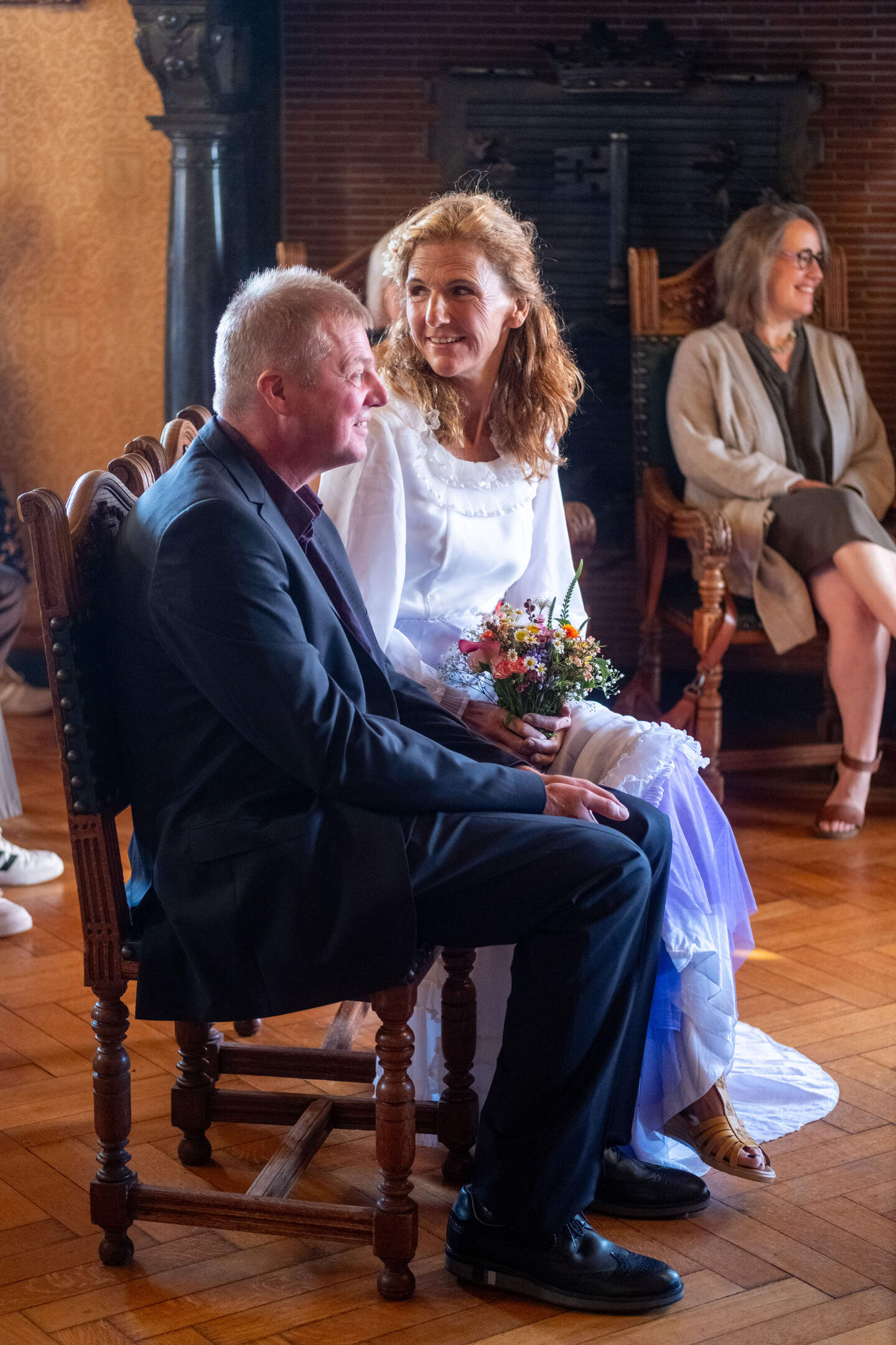 IN BEELD. Kris en Rowina trouwen met ‘circulaire’ trouwkledij en hopen ...