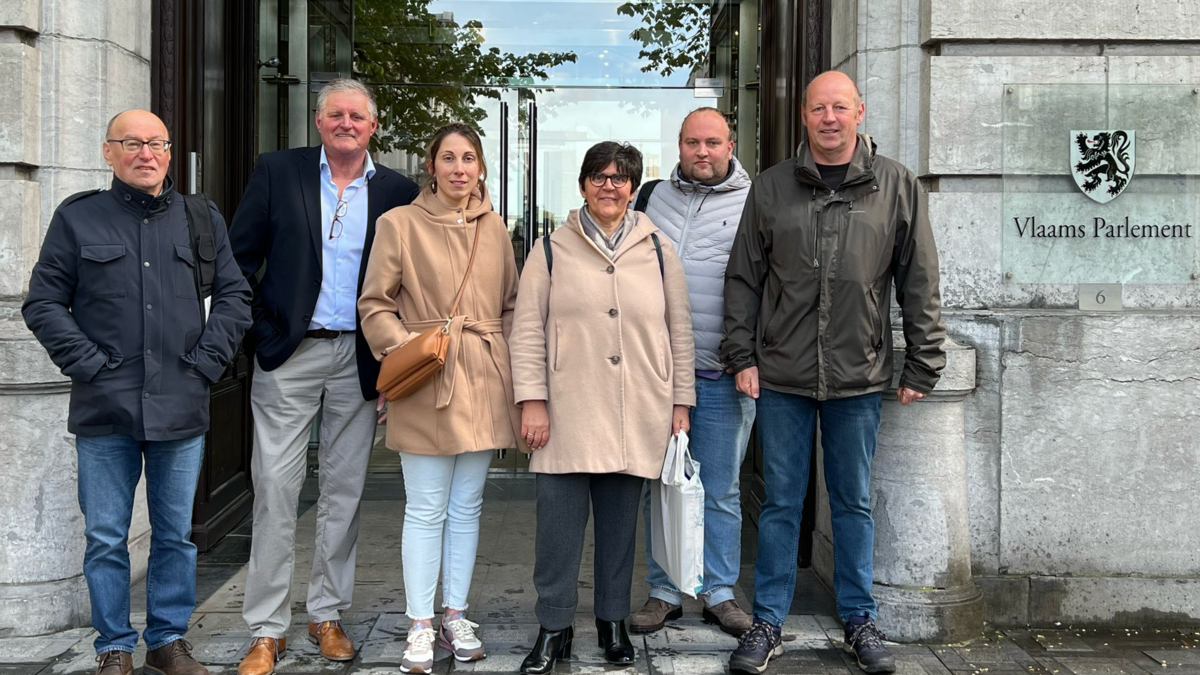 Molse delegatie overhandigt 4.415 handtekeningen voor behoud ...