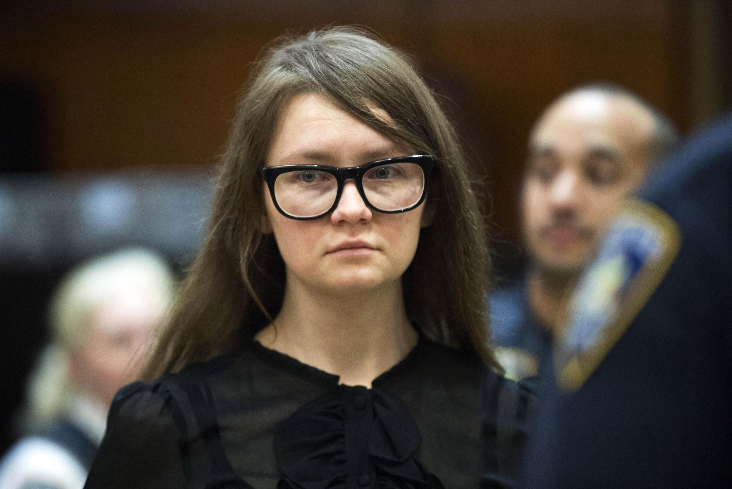 Anna Sorokin van de Netflix-hit ‘Inventing Anna’ mag met een enkelband ...