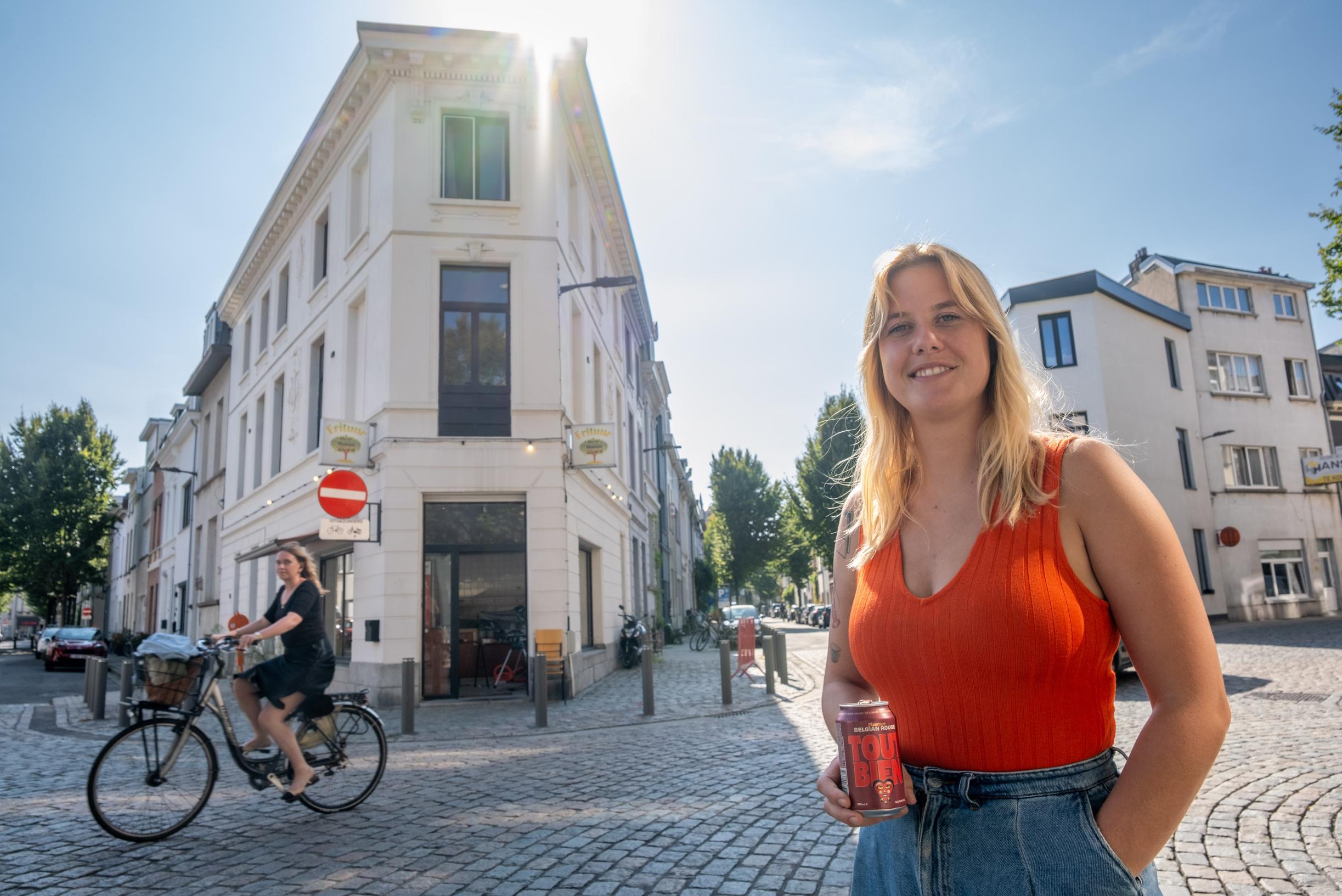 Dorien (29) herstelt verwaarloosde frituur in Berchem in al haar glorie ...