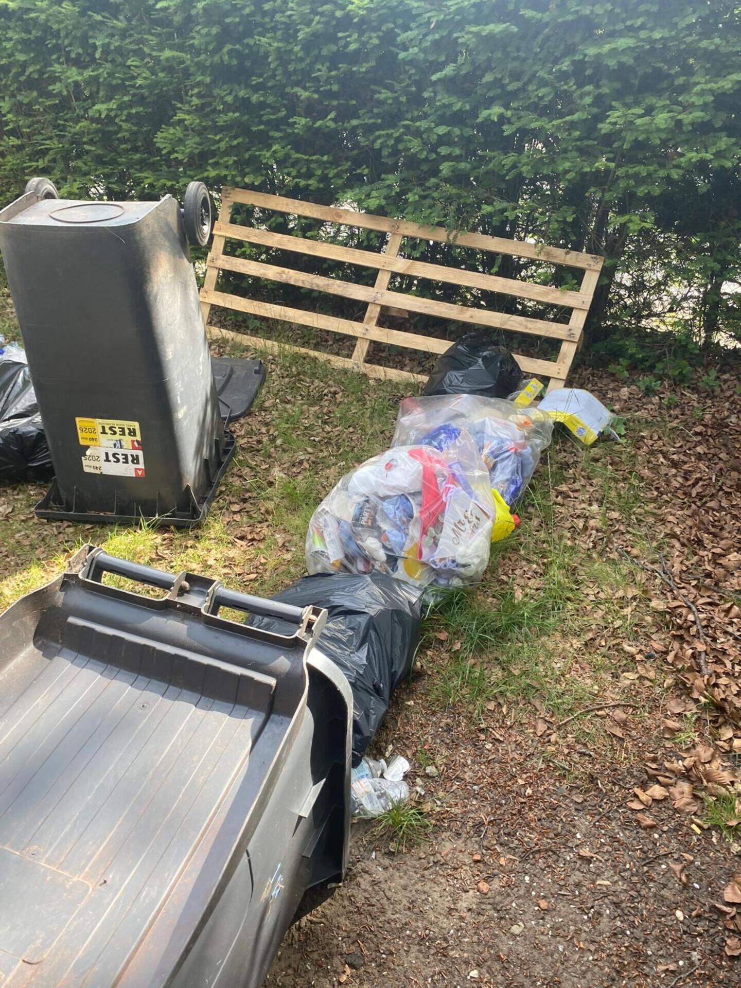 Afval uitgestrooid en clubbar vernield, vandalen viseren tennisclub in ...