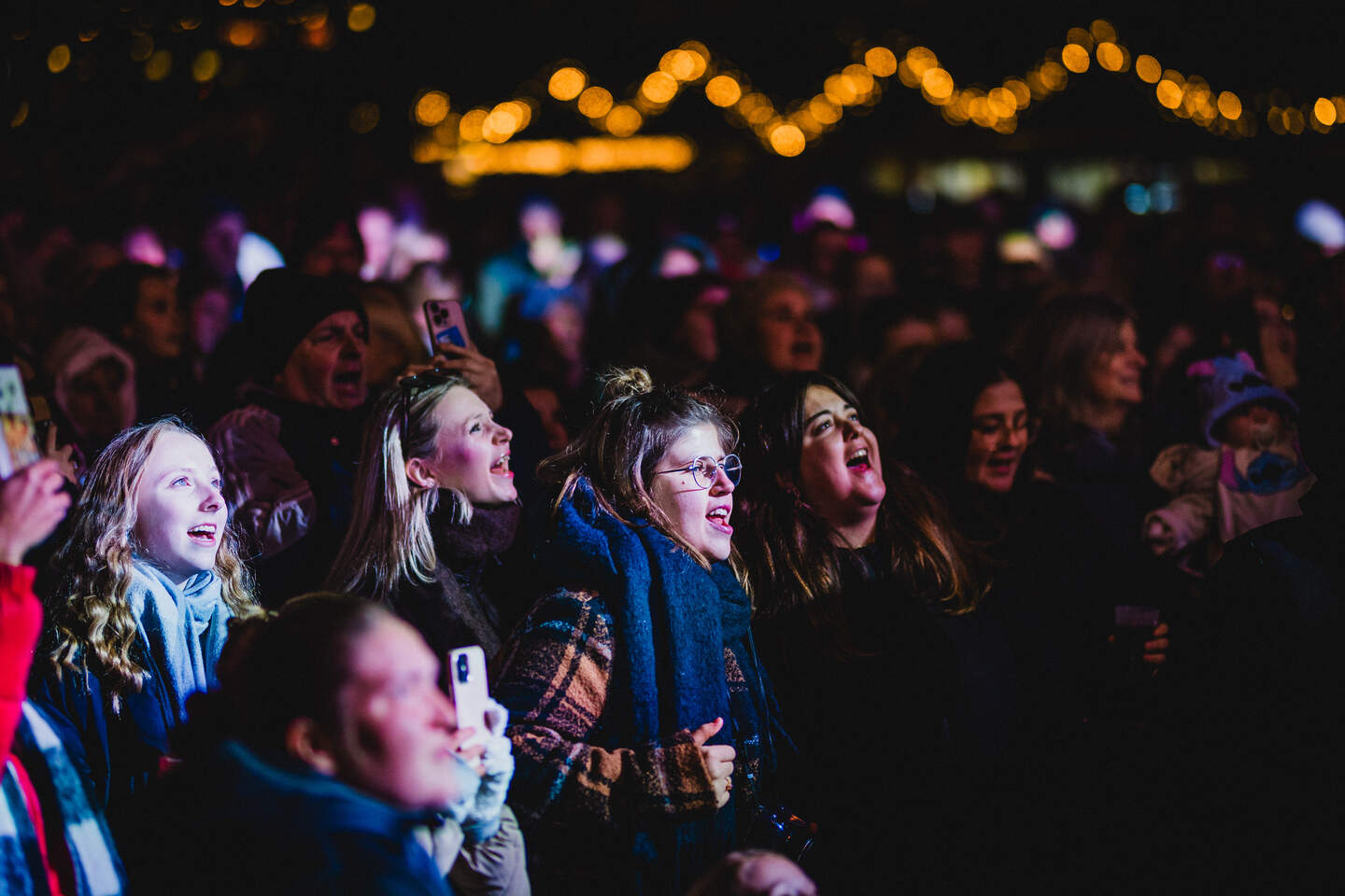 Drukke openingsavond van Winter in Antwerpen, met optreden van singer ...